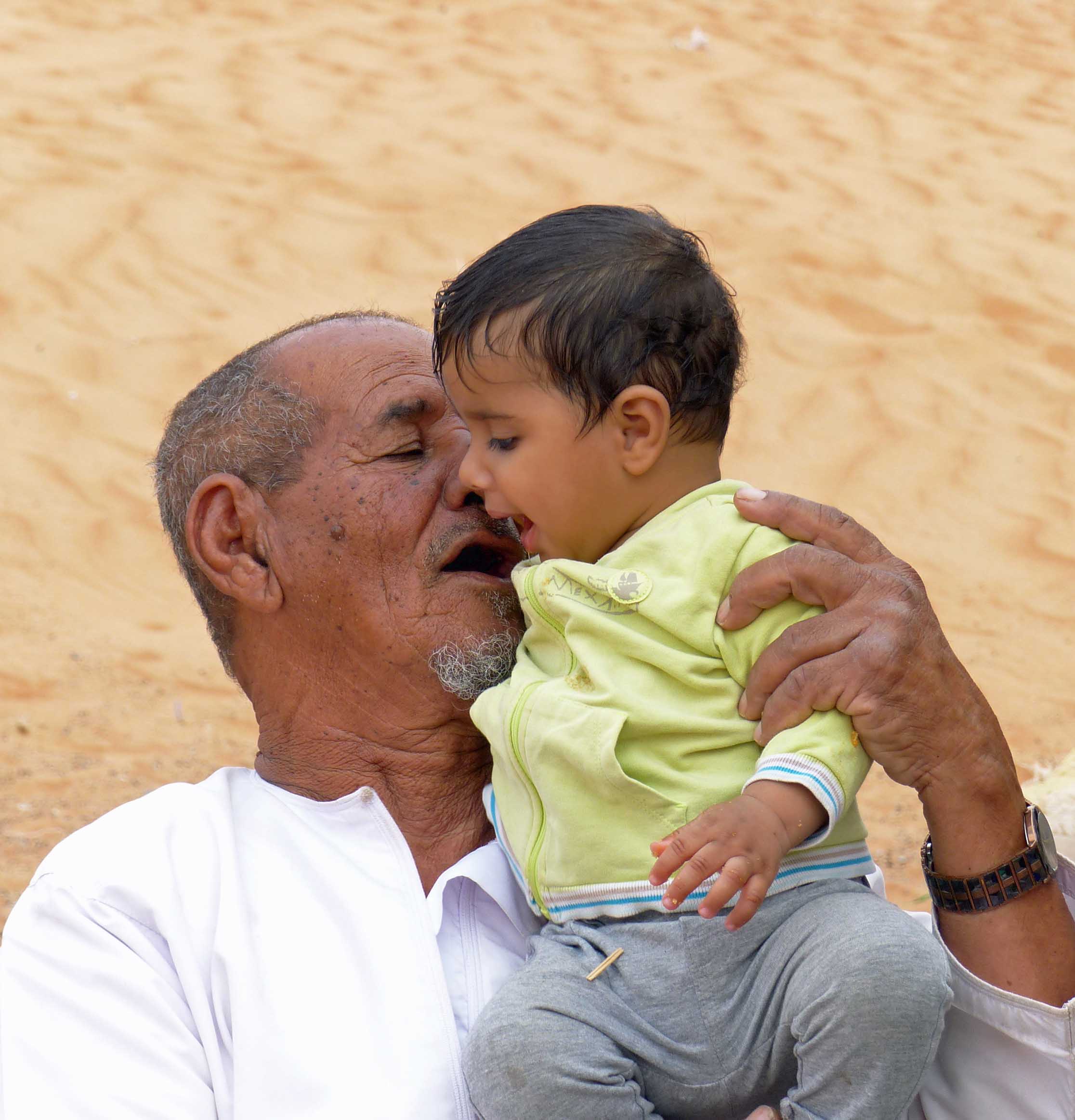 Lunch with a Bedouin family in Oman - Travel with me