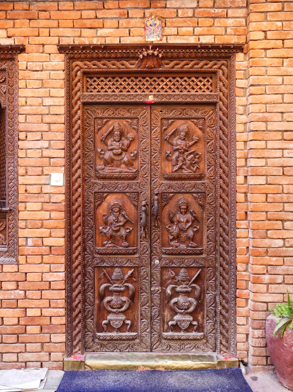 Gallery: the doors of Nepal - Travel with me