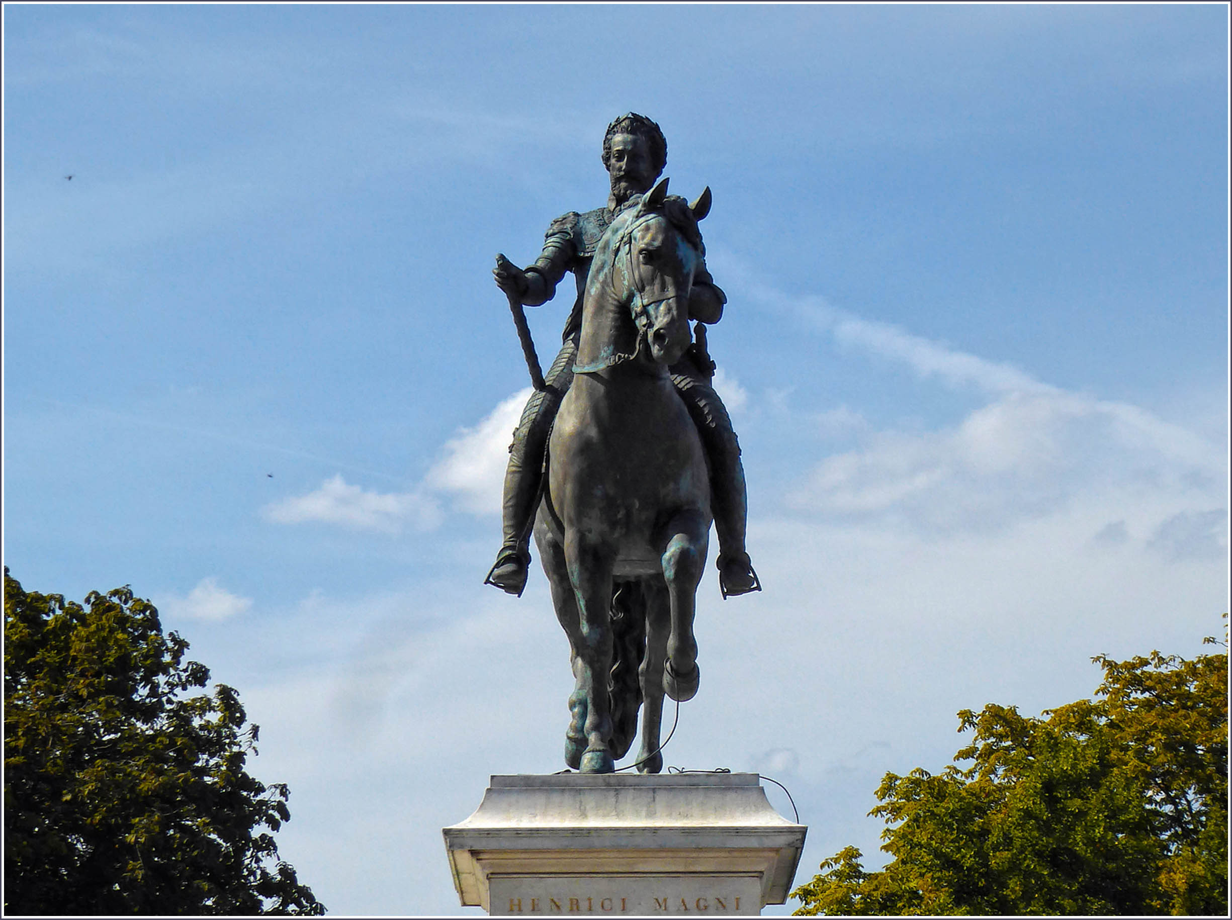 A postcard from Paris: statue of Henri IV - Travel with me